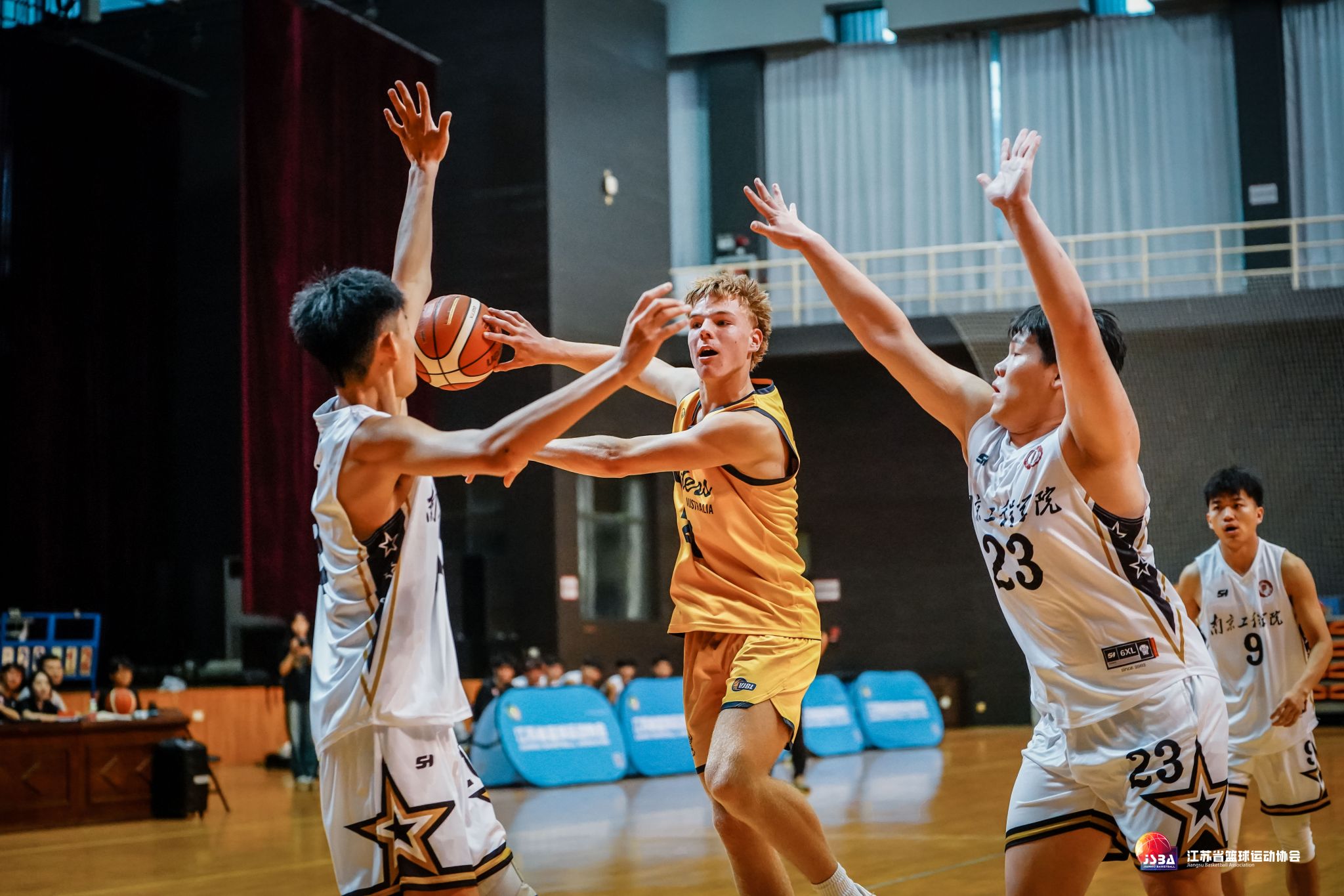体育部举办澳大利亚Knox俱乐部篮球交流赛-南京工程学院体育部